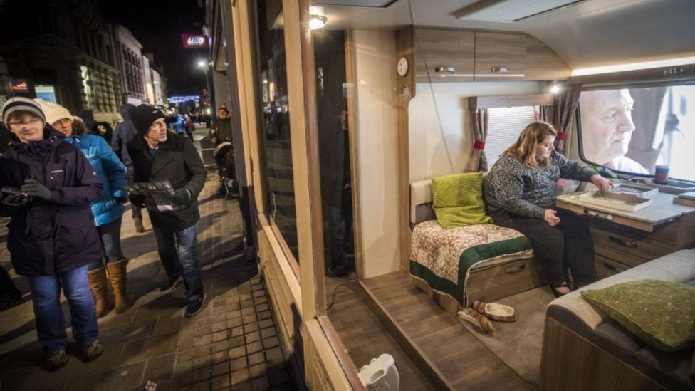 UK City of Culture: Fireworks and projections start Hull 2017 - BBC News