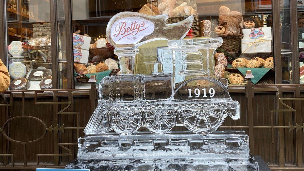 York's annual ice sculpture trail pulls in thousands - BBC News
