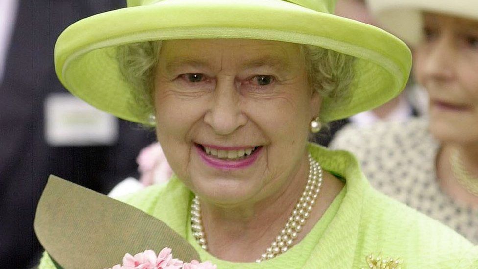 Torvill and Dean share memories of the Queen - BBC News