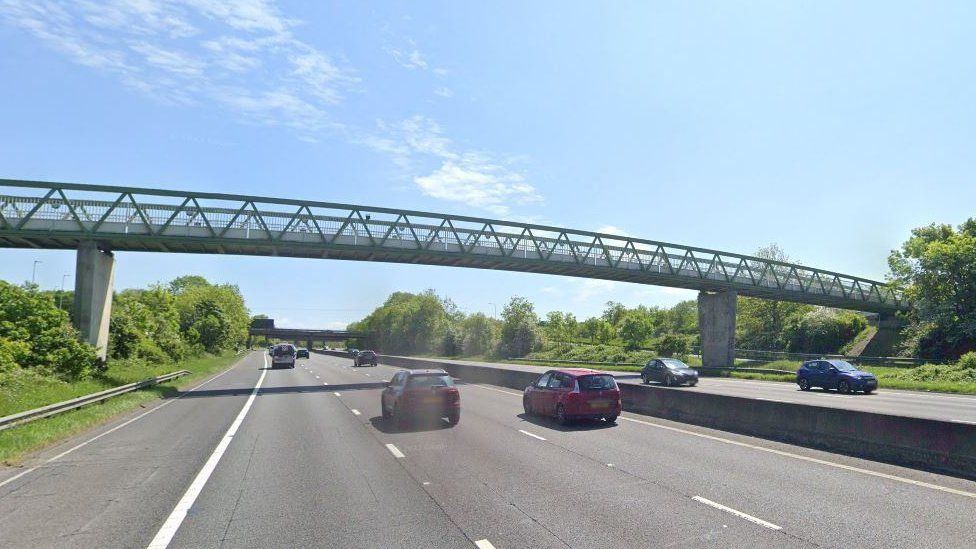 West Yorkshire M1 drivers warned about overnight closures - BBC News