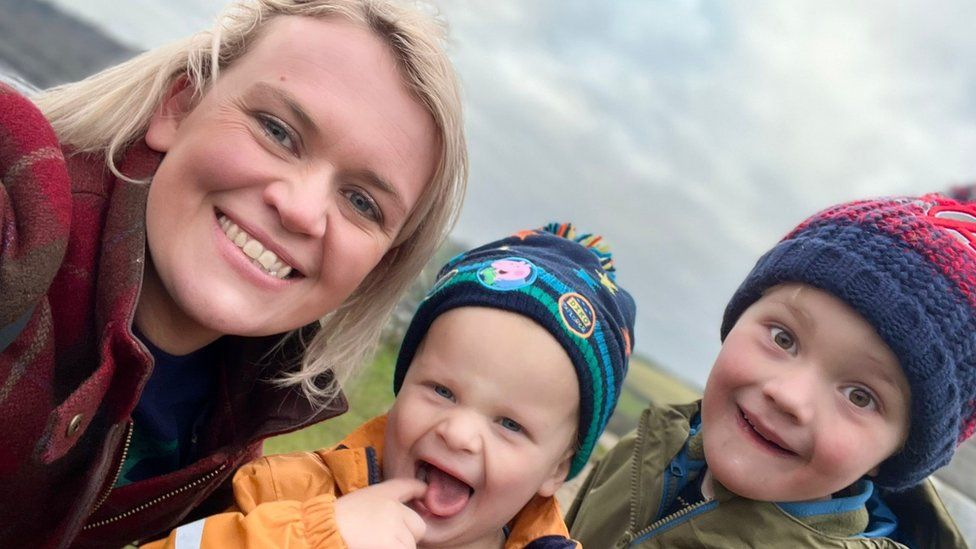 Covid-19: 'Mor bwysig siarad am y bobl gollon ni' - BBC Cymru Fyw