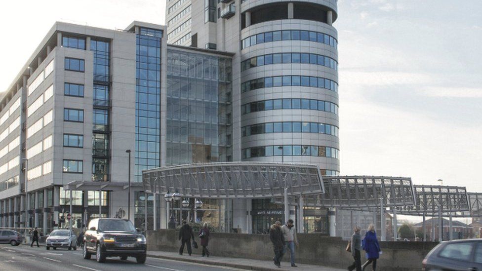 Bridgewater Place puts 'wings' in place to block wind - BBC News