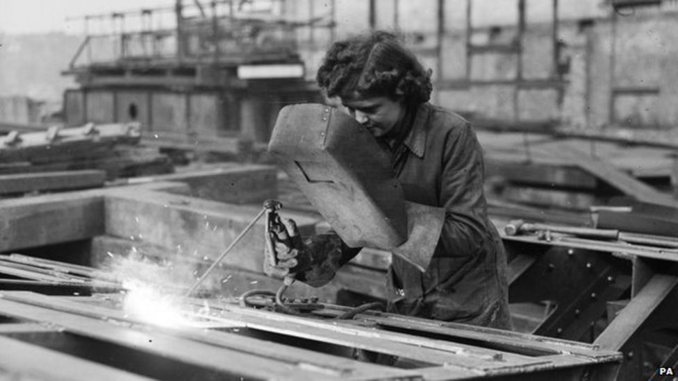 Waterloo Bridge's WW2 women recognised for first time - BBC News