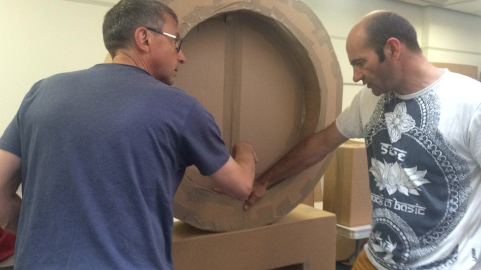 Dundee's Royal Arch remade in cardboard - BBC News