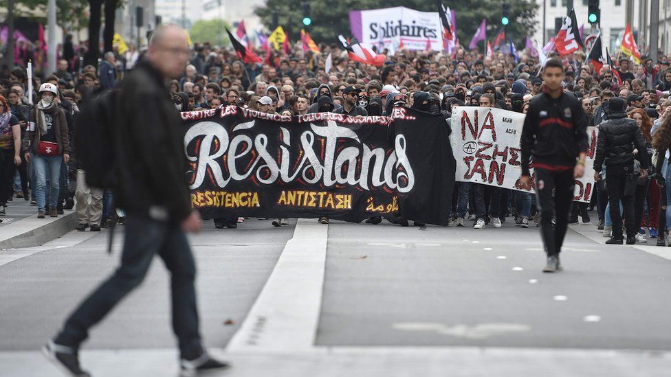 Hollande 'won't give in' amid labour reforms protests - BBC News