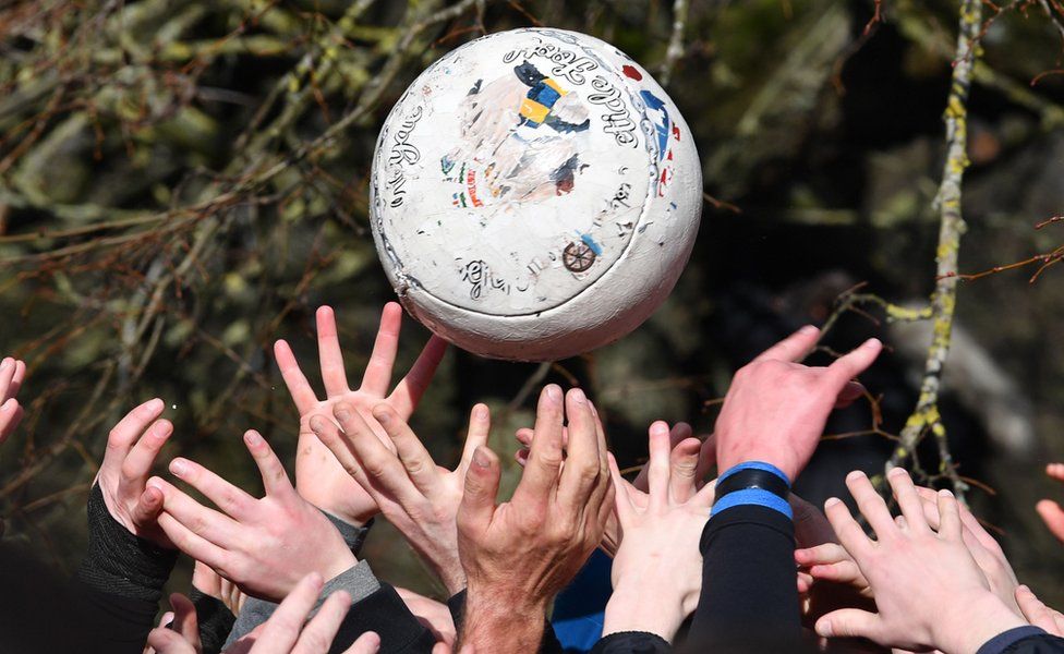 Royal Shrovetide Football: Ashbourne match begins - BBC News