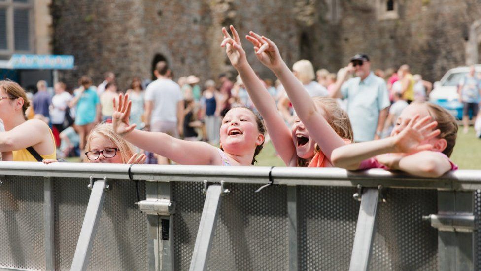 Caerffili: 'Hwb i'r iaith' wrth i ŵyl Ffiliffest ddychwelyd - BBC Cymru Fyw