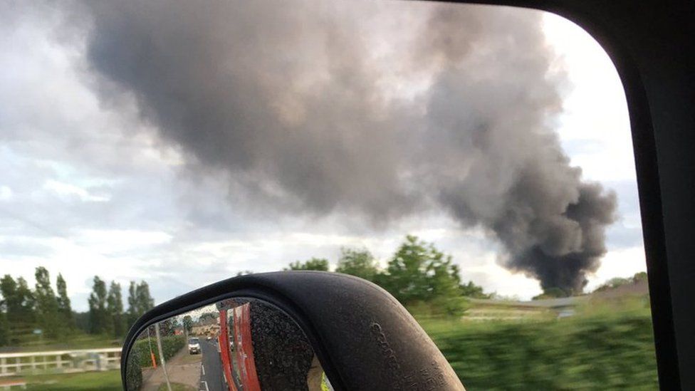 Smoke seen across Stevenage after Fairlands Valley Park fire - BBC News