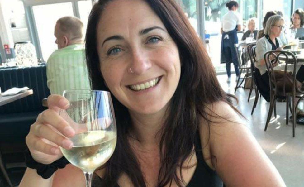 Stopio yfed: ‘Dwi isho bod yn hollol bresennol i mhlant’ - BBC Cymru Fyw