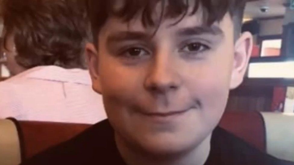 Adults 'ignorant' over children's access to drugs - BBC News