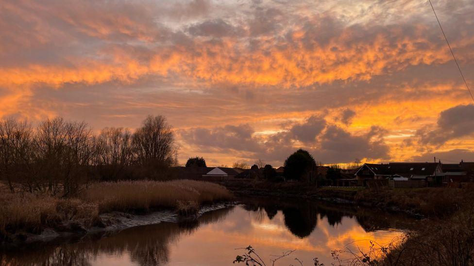 Why are winter sunsets and sunrises so amazing at the moment? - BBC ...