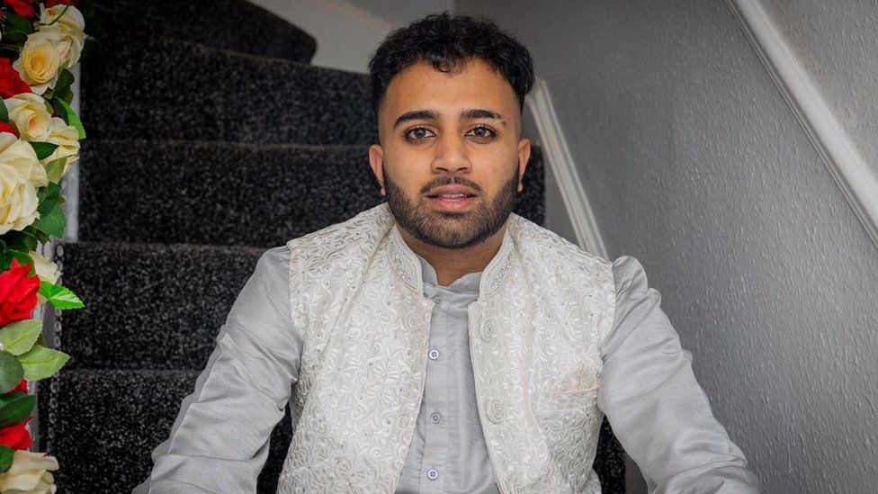 Hashim Ijazuddin: Hundreds turn out for charity tournament - BBC News