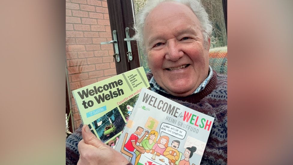 Welcome to Welsh: Hiwmor a'r iaith wedi newid ers '84 - BBC Cymru Fyw