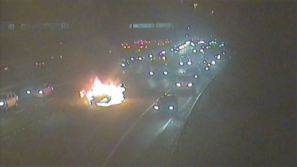 Car fire closes part of M8 in Glasgow - BBC News
