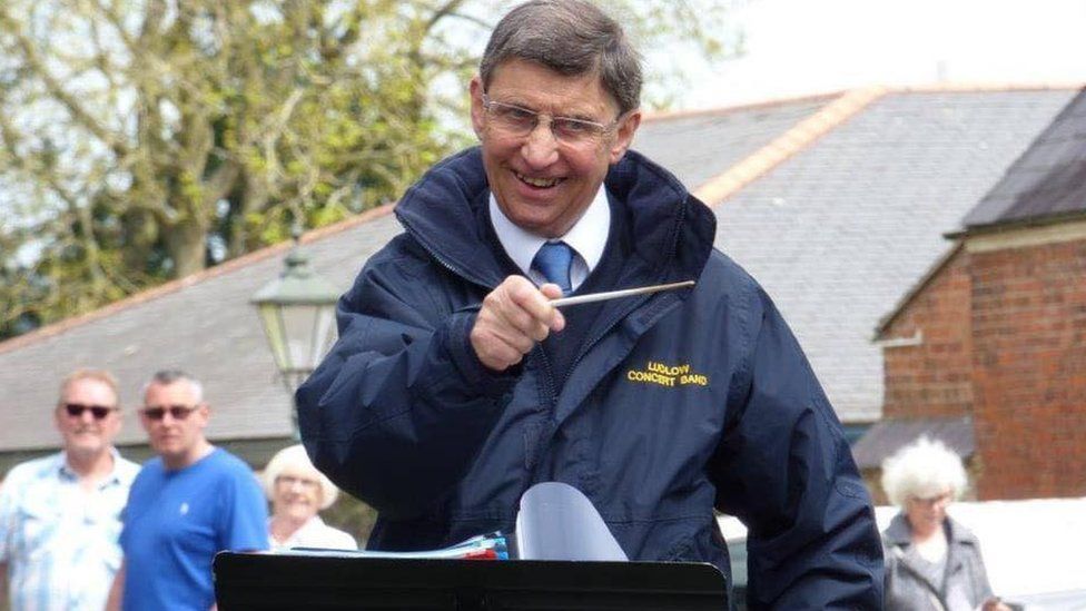 Tributes to Ludlow Concert Band conductor Colin Reeves - BBC News