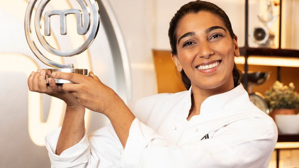 MasterChef: The Professionals winner's mum cooks Christmas lunch - BBC News