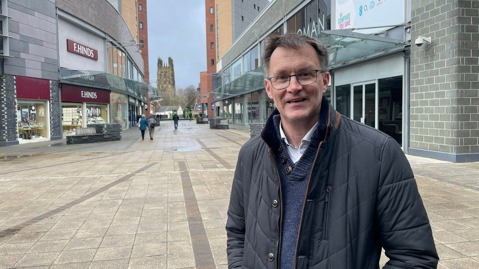 Wrecsam: 'Perthynas busnesau â'r cyngor wedi torri' - BBC Cymru Fyw