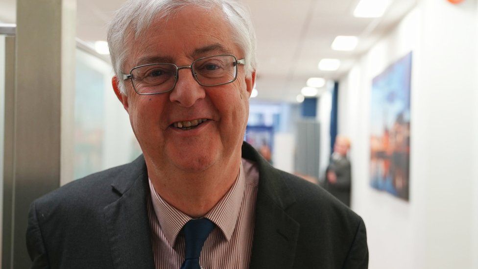 Bed blocking: NHS bottleneck puts patients at risk - report - BBC News