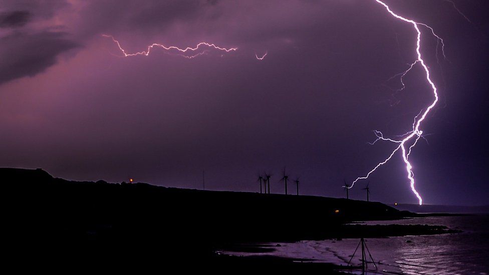 In pictures: Spectacular storms light up England skies - BBC News