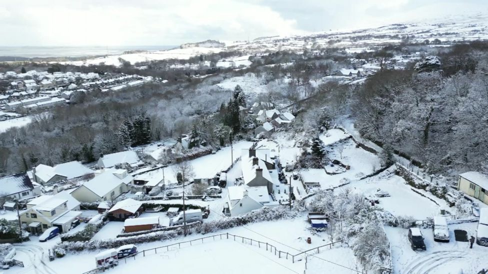 In pictures: Heavy snow blankets parts of Wales - BBC News
