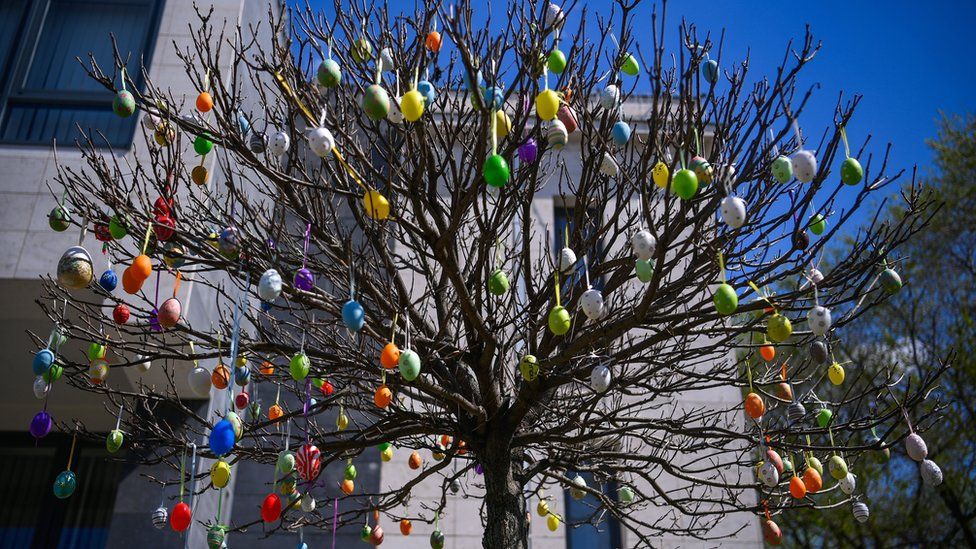 Easter: Celebrations get under way around the world - BBC Newsround