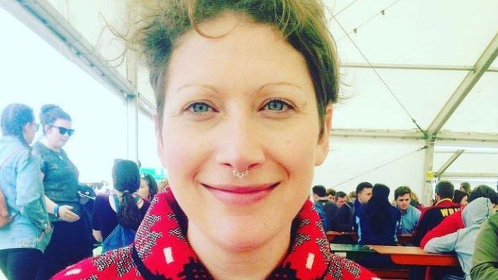 Fleabag: Welsh-speaking version of play to tour - BBC News