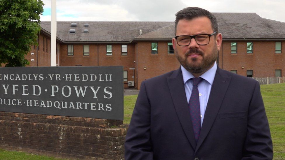 Heddluoedd i gydweithio i ddiogelu trysorau o hanes Cymru - BBC Cymru Fyw