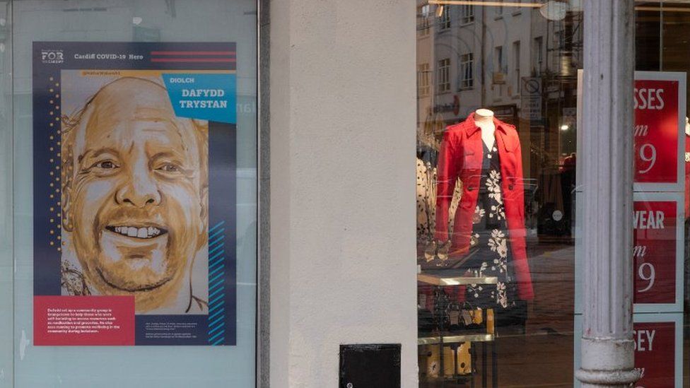 Portreadu ysbryd cymunedol Caerdydd mewn pandemig - BBC Cymru Fyw