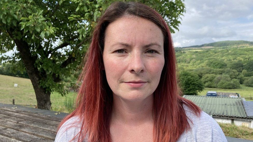 'Dylai ymwybyddiaeth meigryn fod fel menopos' - BBC Cymru Fyw