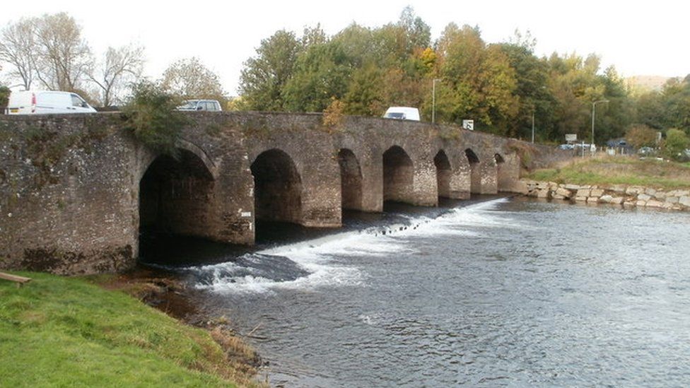 Corff wedi'i ddarganfod yn yr Afon Wysg yn Sir Fynwy - BBC Cymru Fyw