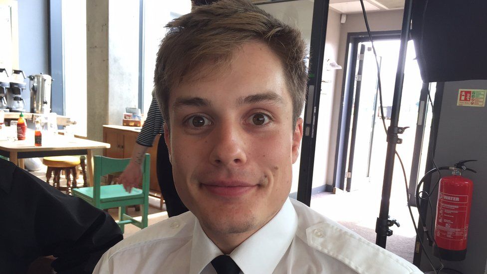 'Five reasons why I became a prison officer' - BBC News