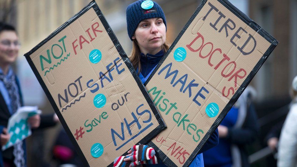 Doctors' low morale 'puts patients at risk' - BBC News