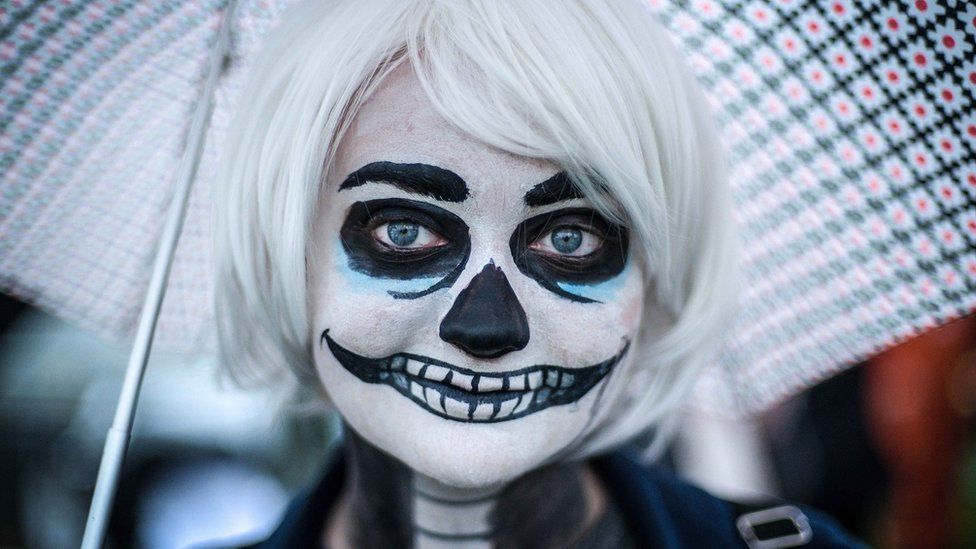 In Pictures: Science marchers defy rain in Washington DC - BBC News