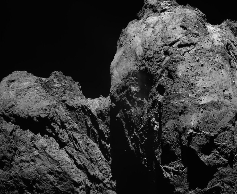 Comet 67P presented in silhouette - BBC News