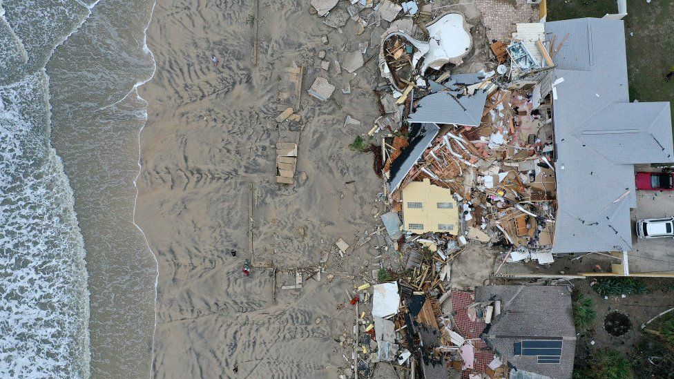 Hurricane Nicole: Rare November storm hits US coastline - BBC Newsround