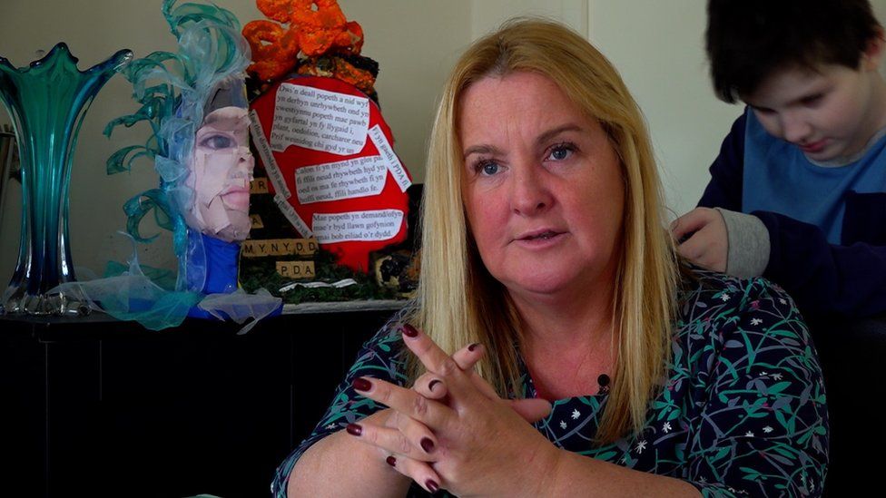 PDA: Y system addysg wedi 'ffaelu' fy mab awtistig - BBC Cymru Fyw