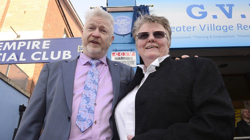 Ruby Murray commemorated with Belfast blue plaque - BBC News