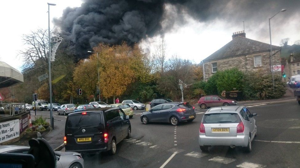 Scrapyard blaze at Radstock leaves 145 cars on fire - BBC News