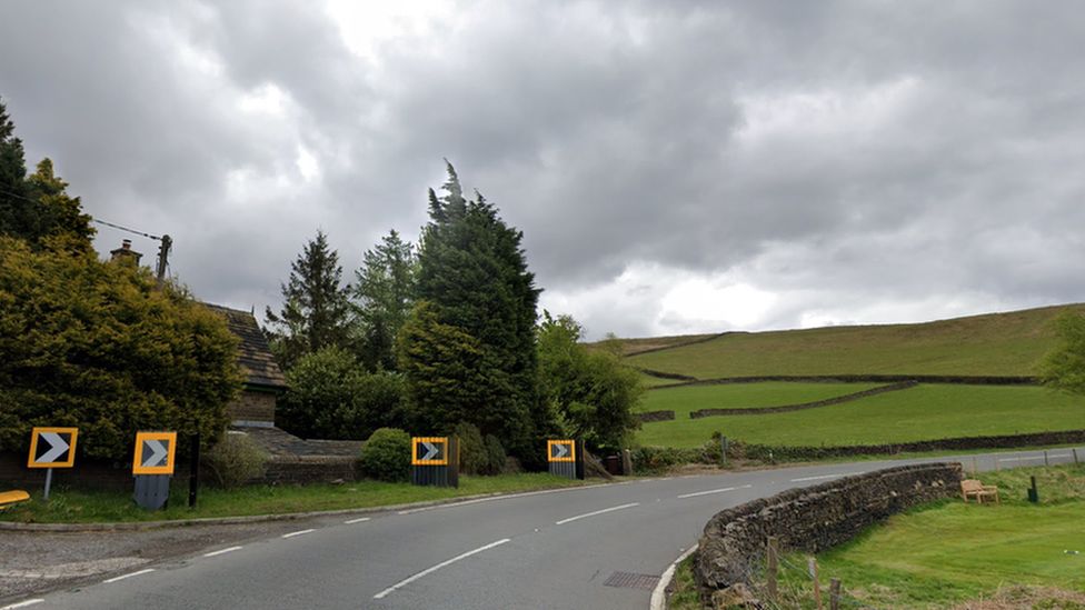 A57 Snake Pass: Motorcyclist dies in A-road crash with car - BBC News