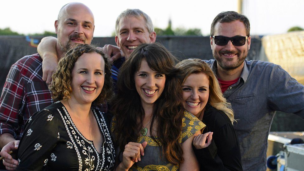 Ateb y Galw: Linda Brown, Theatr Bara Caws - BBC Cymru Fyw