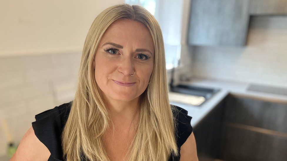 Marchnad dai yn 'llanast' wrth i gyfradd llog gynyddu - BBC Cymru Fyw