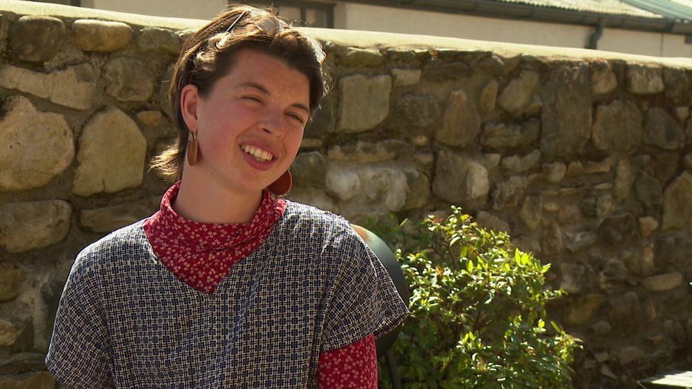 Penygroes: Gwrthwynebiad i droi hen gae chwarae yn rhandir - BBC Cymru Fyw