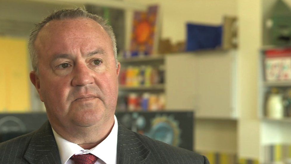 Ministers talk to teaching unions about cash for training - BBC News