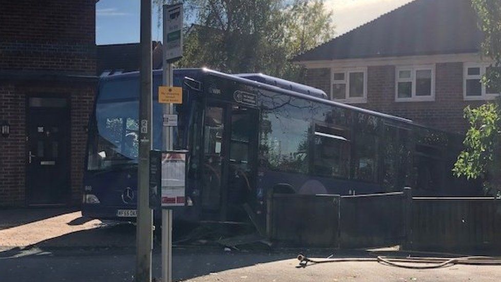 Oxford bus crash: Vehicle removed after Morrell Avenue accident - BBC News