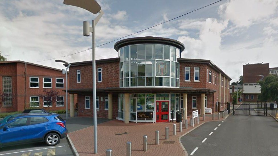 Rugby school year group study remotely due to Covid-19 - BBC News