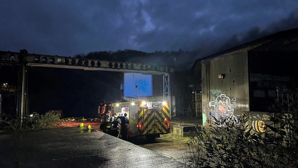 Devon crews tackle arson attack on derelict building - BBC News