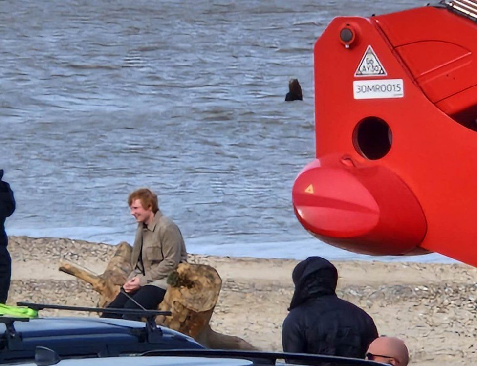 Ed Sheeran: Singer films music video on Lowestoft beach - BBC News
