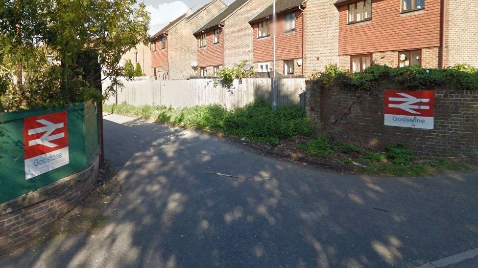 Strike-hit Southern rail axes hundreds of trains - BBC News