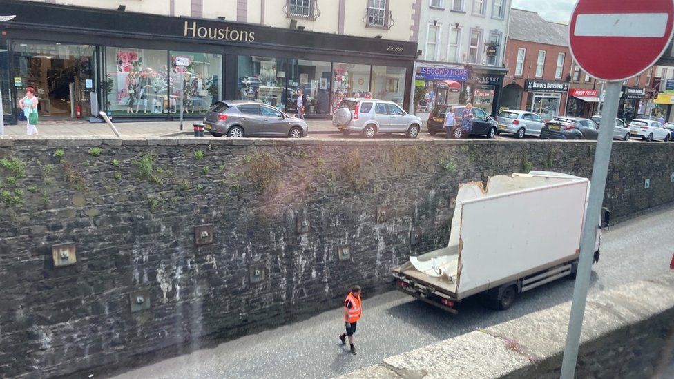 Banbridge: Lorry's roof sheared off by low bridge - BBC News