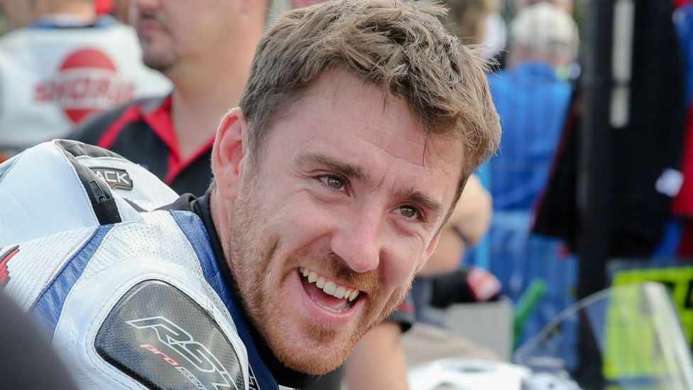 TT 2018: Kent racer Steve Mercer 'critical' after TT car crash - BBC News